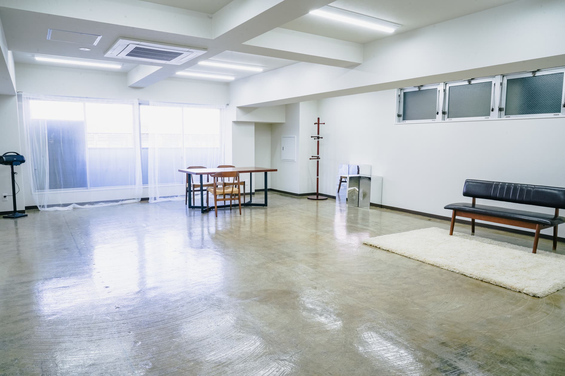 上前津駅から徒歩9分　自然光・コンクリ床・白壁・什器【 アパレル｜撮影｜POP UP 】無機質で広々した空間。【 スペースA 】の写真2