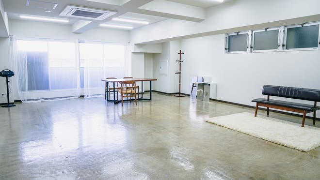 上前津駅から徒歩9分 自然光・コンクリ床・白壁・什器【 アパレル|撮影|POP UP 】無機質で広々した空間。【 スペースA 】の写真2