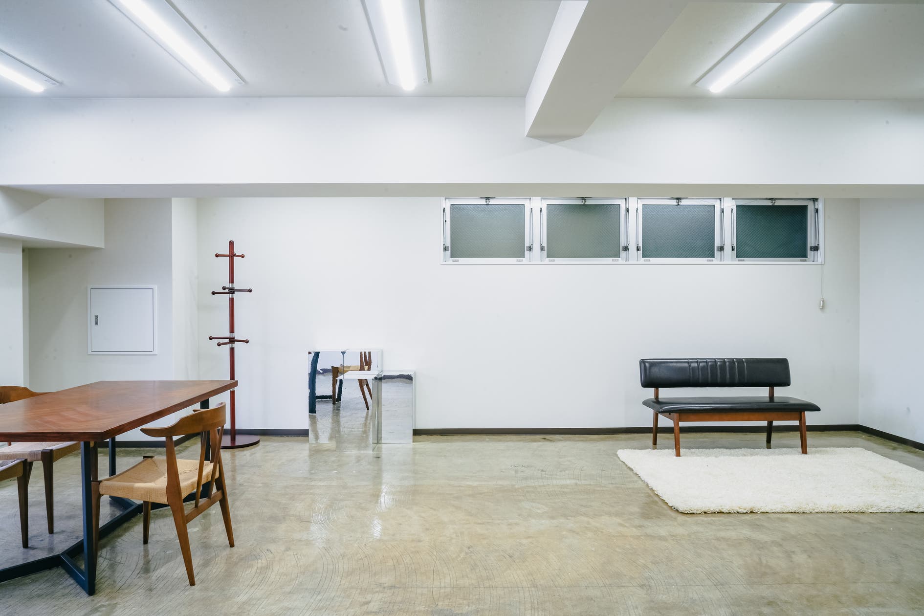 上前津駅から徒歩9分　自然光・コンクリ床・白壁・什器【 アパレル｜撮影｜POP UP 】無機質で広々した空間。【 スペースA 】の写真1