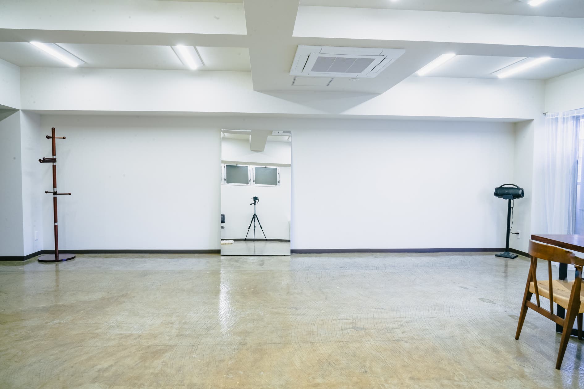 上前津駅から徒歩9分　自然光・コンクリ床・白壁・什器【 アパレル｜撮影｜POP UP 】無機質で広々した空間。【 スペースA 】の写真3