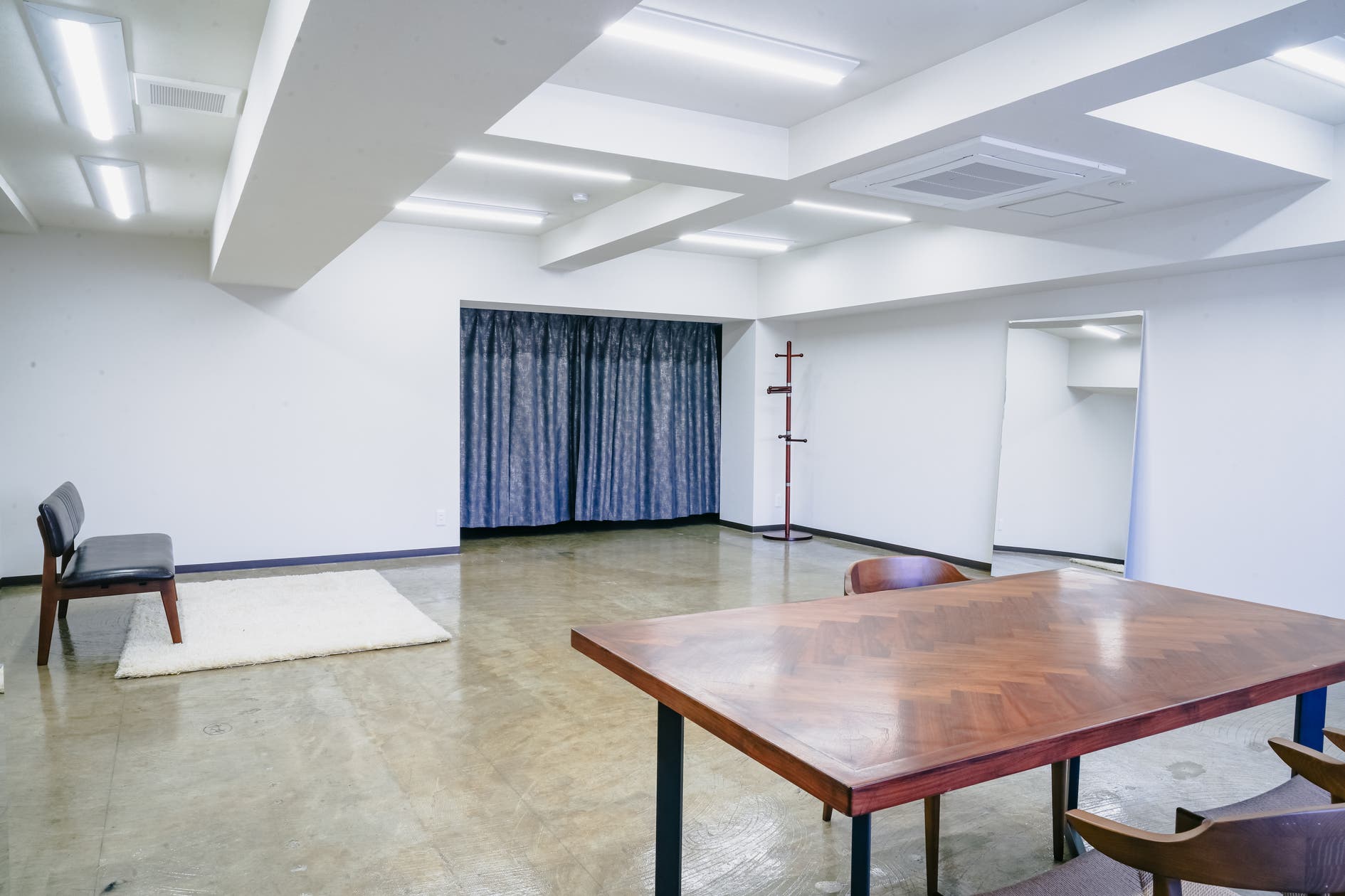 上前津駅から徒歩9分　自然光・コンクリ床・白壁・什器【 アパレル｜撮影｜POP UP 】無機質で広々した空間。【 スペースA 】の写真4