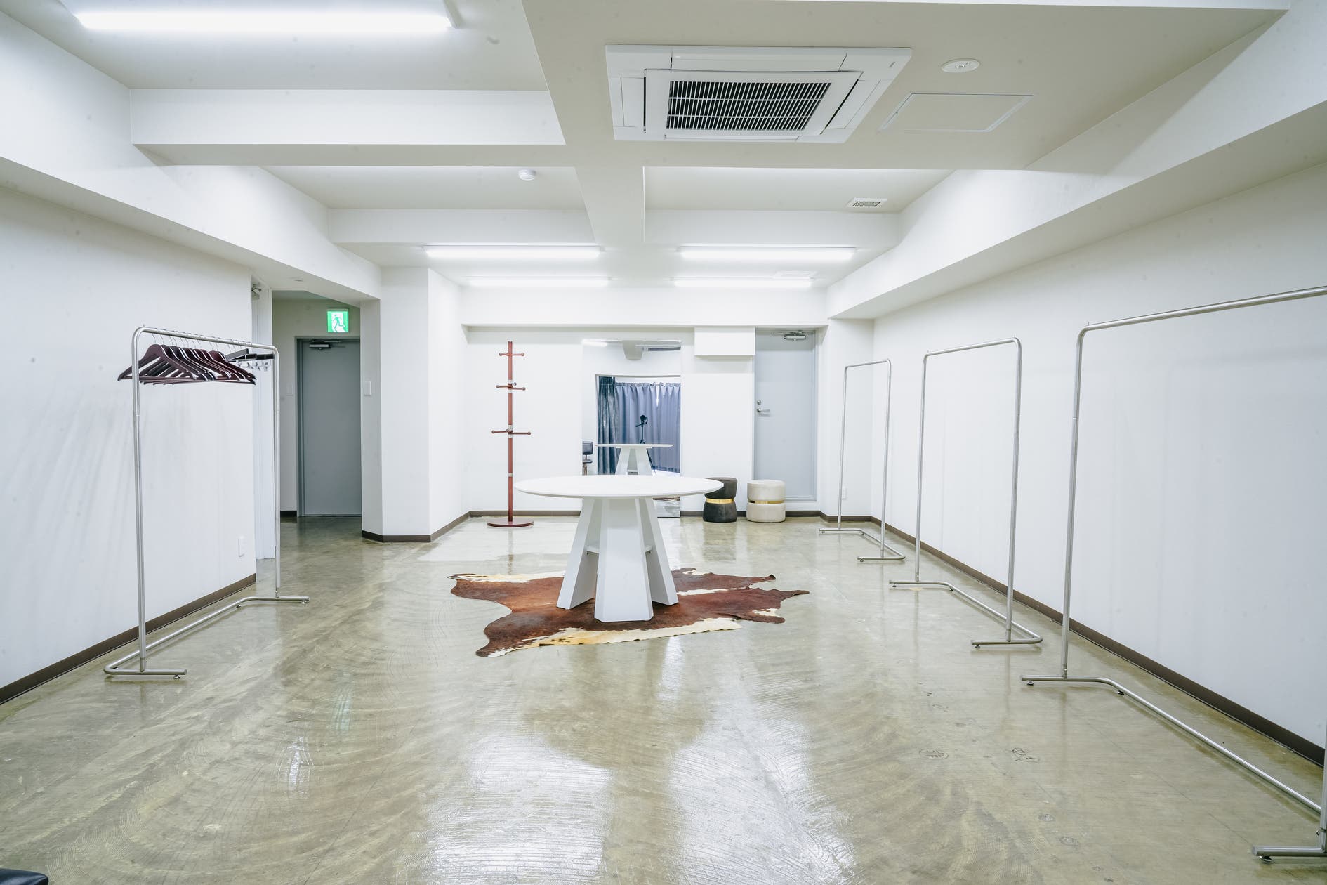 上前津駅から徒歩9分　コンクリ床・白壁・什器【 アパレル｜撮影｜POP UP 】無機質で広々した空間。【 スペースB 】の写真1