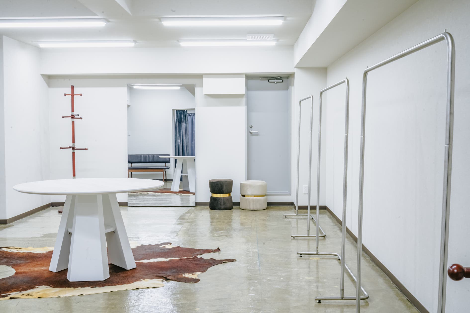 上前津駅から徒歩9分　コンクリ床・白壁・什器【 アパレル｜撮影｜POP UP 】無機質で広々した空間。【 スペースB 】の写真2