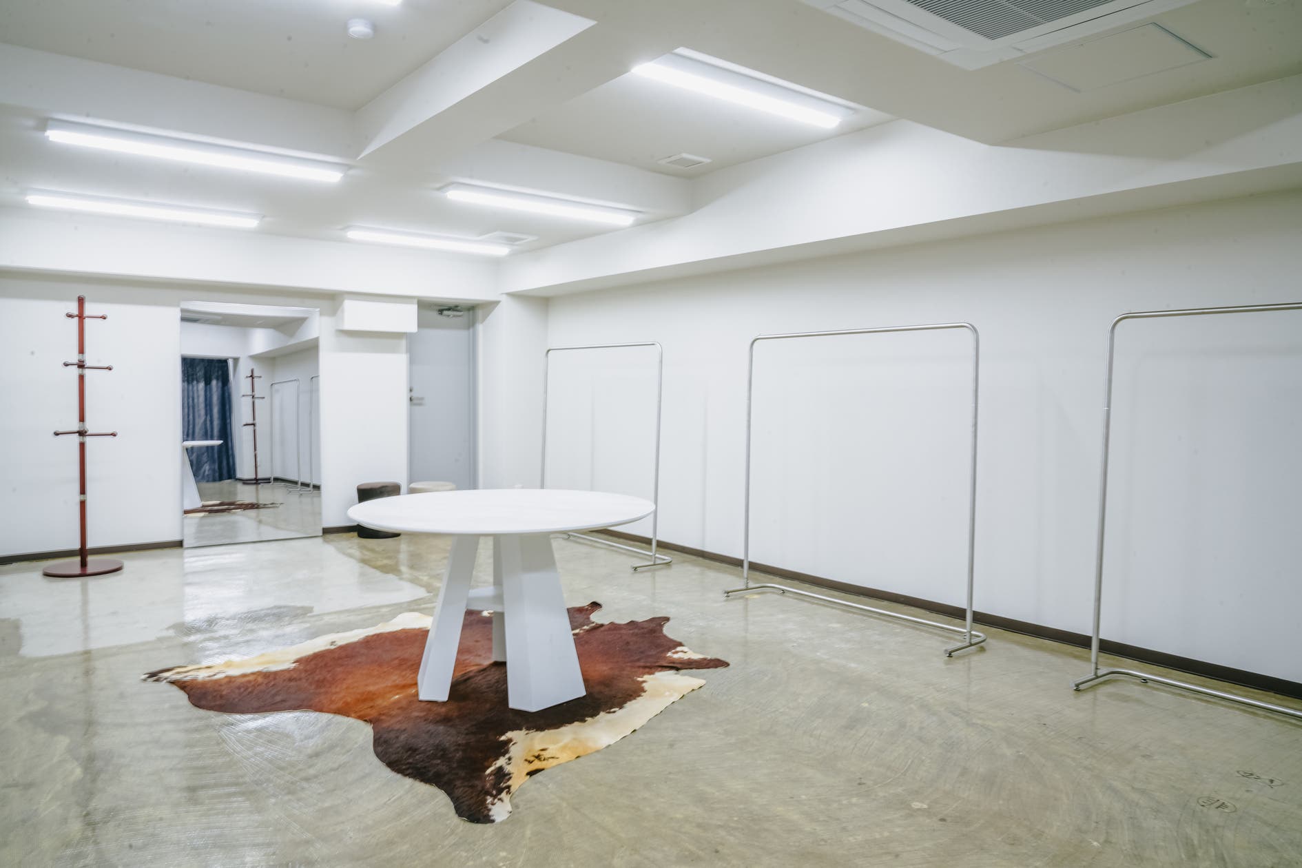 上前津駅から徒歩9分　コンクリ床・白壁・什器【 アパレル｜撮影｜POP UP 】無機質で広々した空間。【 スペースB 】の写真3