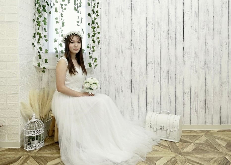 【渋谷・三軒茶屋エリア】駅チカ・自然光たっぷり白壁×バラ背景撮影スタジオ｜ポートレート・ファッション・商品・SNS撮影の写真4