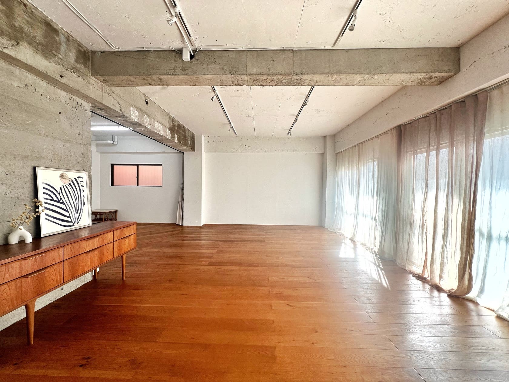  【✨12月限定20%OFFキャンペーン✨】無垢チーク床×ヴィンテージ家具の、撮影や多目的利用に最適なスペース。の写真1