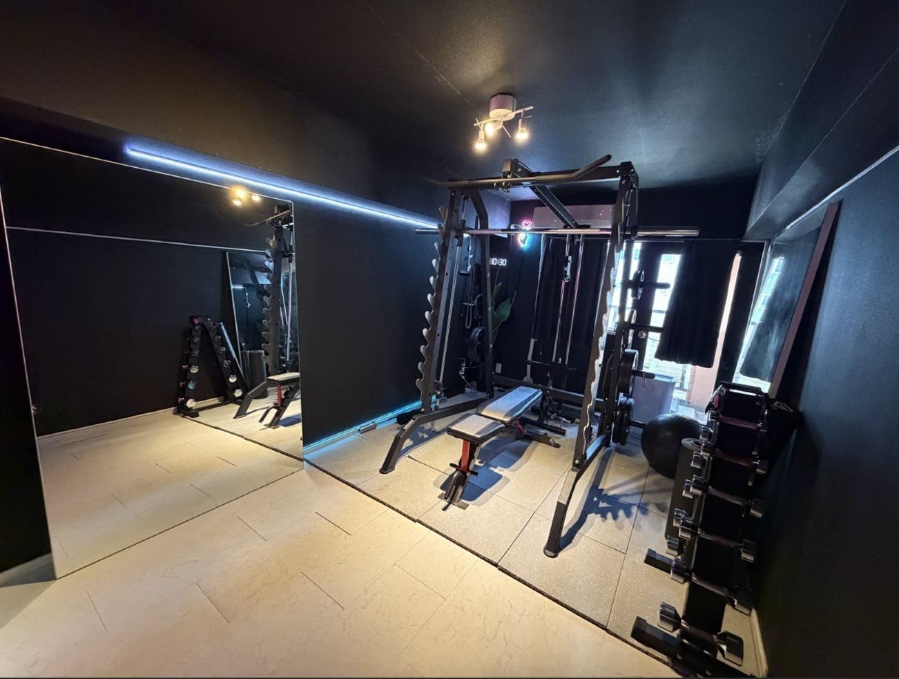 東新宿の隠れ家映えジム！大鏡・撮影ライト・三脚・化粧台完備！動画撮影・ダンス・自主トレに最適な貸切空間！の写真2