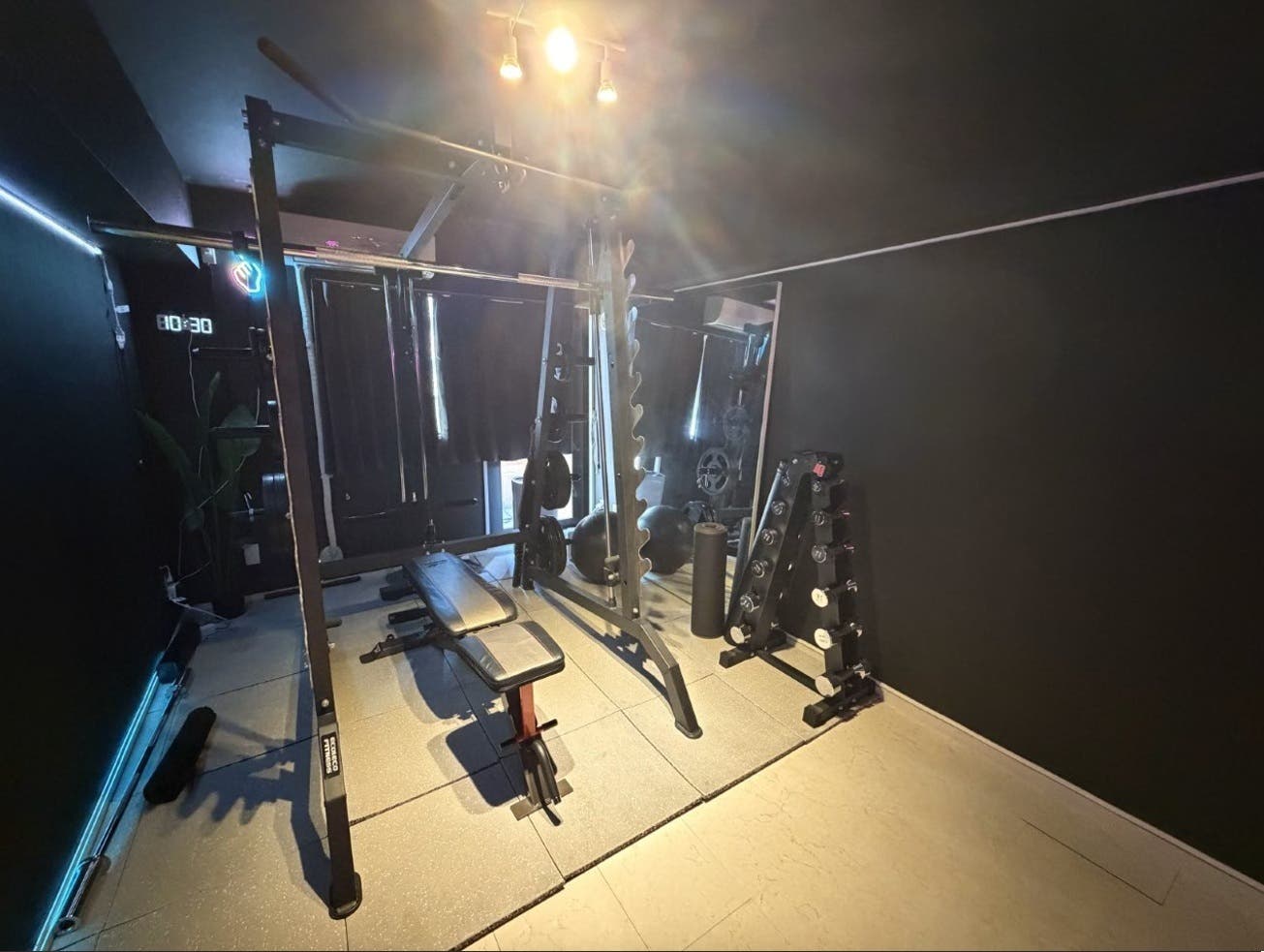 東新宿の隠れ家映えジム！大鏡・撮影ライト・三脚・化粧台完備！動画撮影・ダンス・自主トレに最適な貸切空間！の写真3