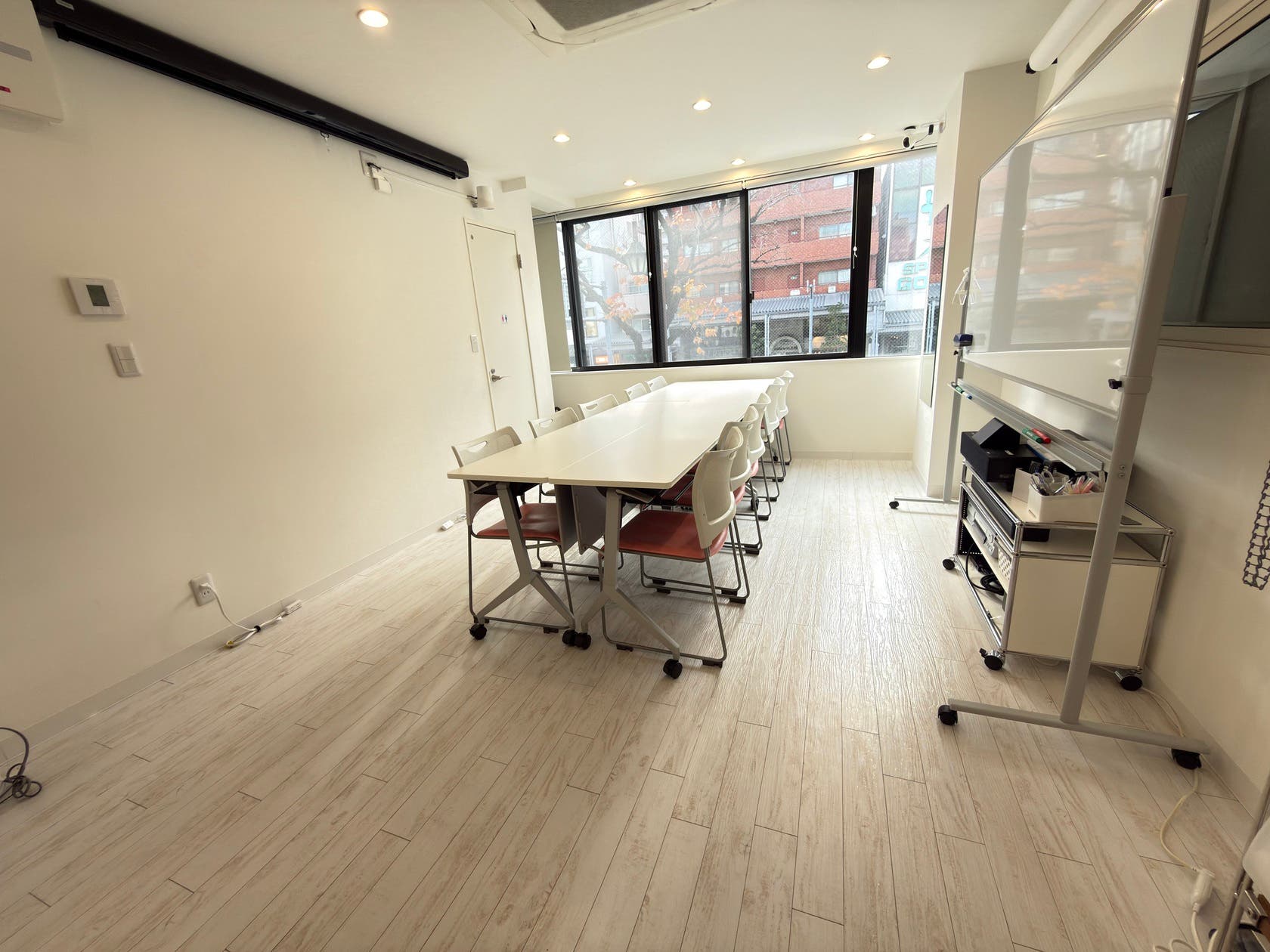 2F会議室　駅徒歩3分　永代通り南向き（来客に最適）の写真2
