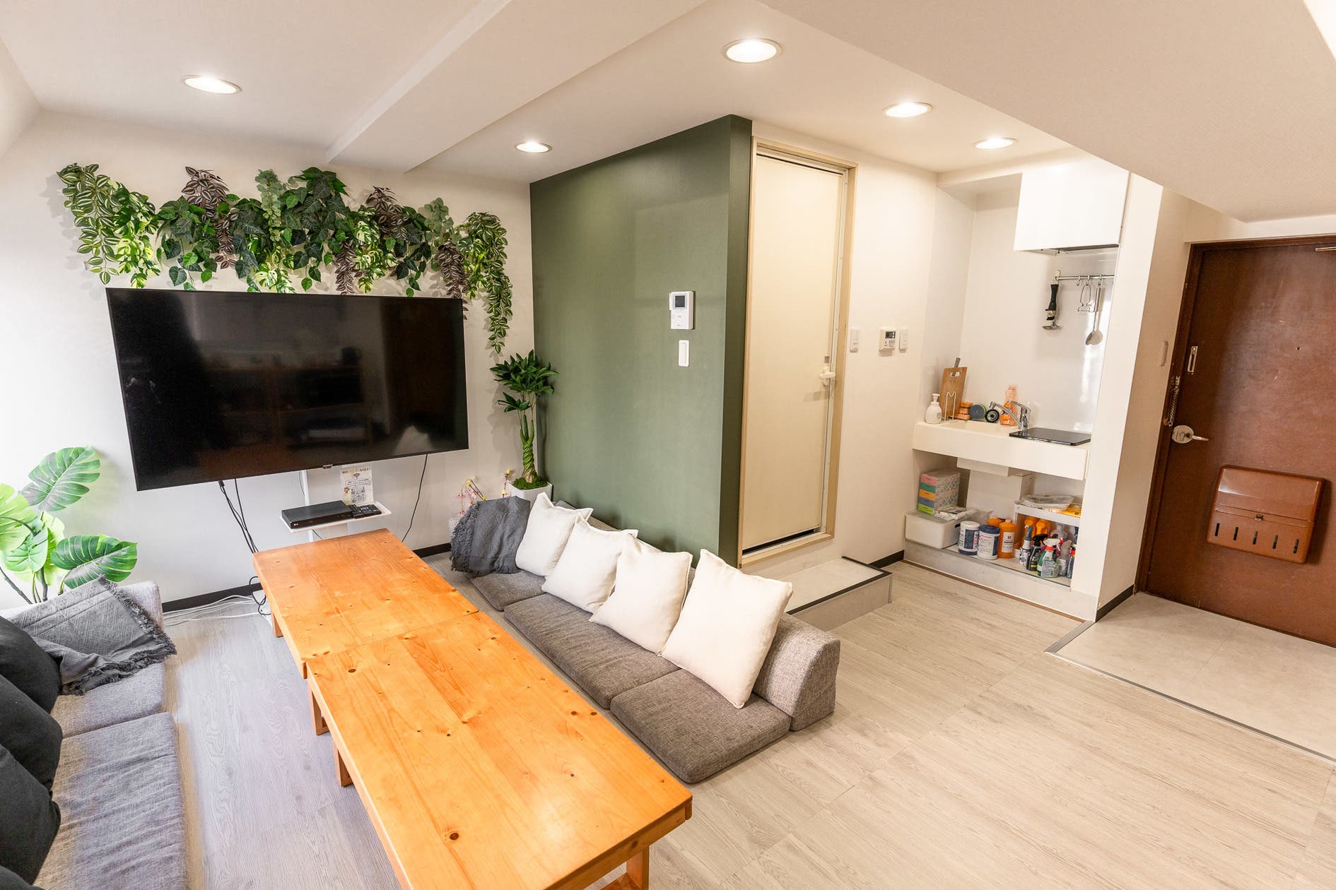 渋谷駅徒歩6分🚶‍♀️白×木目の大人おしゃれスぺース🌿女子会・推し活・誕生日会・映画鑑賞✨65型TV◎忘年会・クリスマス🎄の写真1