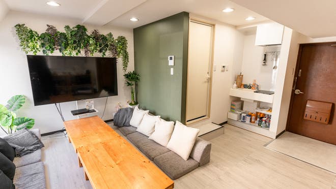 渋谷駅徒歩6分🚶♀️白×木目の大人おしゃれスぺース🌿女子会・推し活・誕生日会・映画鑑賞✨65型TV◎忘年会・クリスマス🎄の写真1