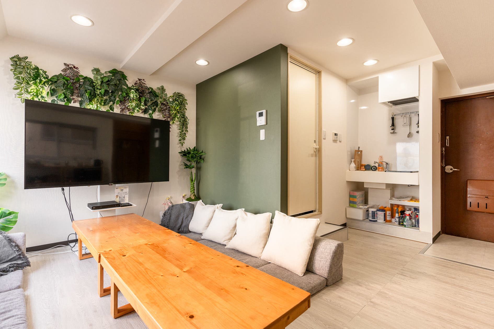 渋谷駅徒歩6分🚶‍♀️白×木目の大人おしゃれスぺース🌿女子会・推し活・誕生日会・映画鑑賞✨65型TV◎忘年会・クリスマス🎄の写真13