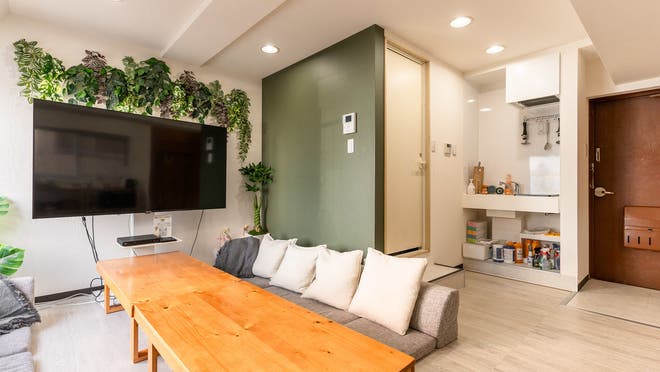 渋谷駅徒歩6分🚶♀️白×木目の大人おしゃれスぺース🌿女子会・推し活・誕生日会・映画鑑賞✨65型TV◎忘年会・クリスマス🎄の写真13