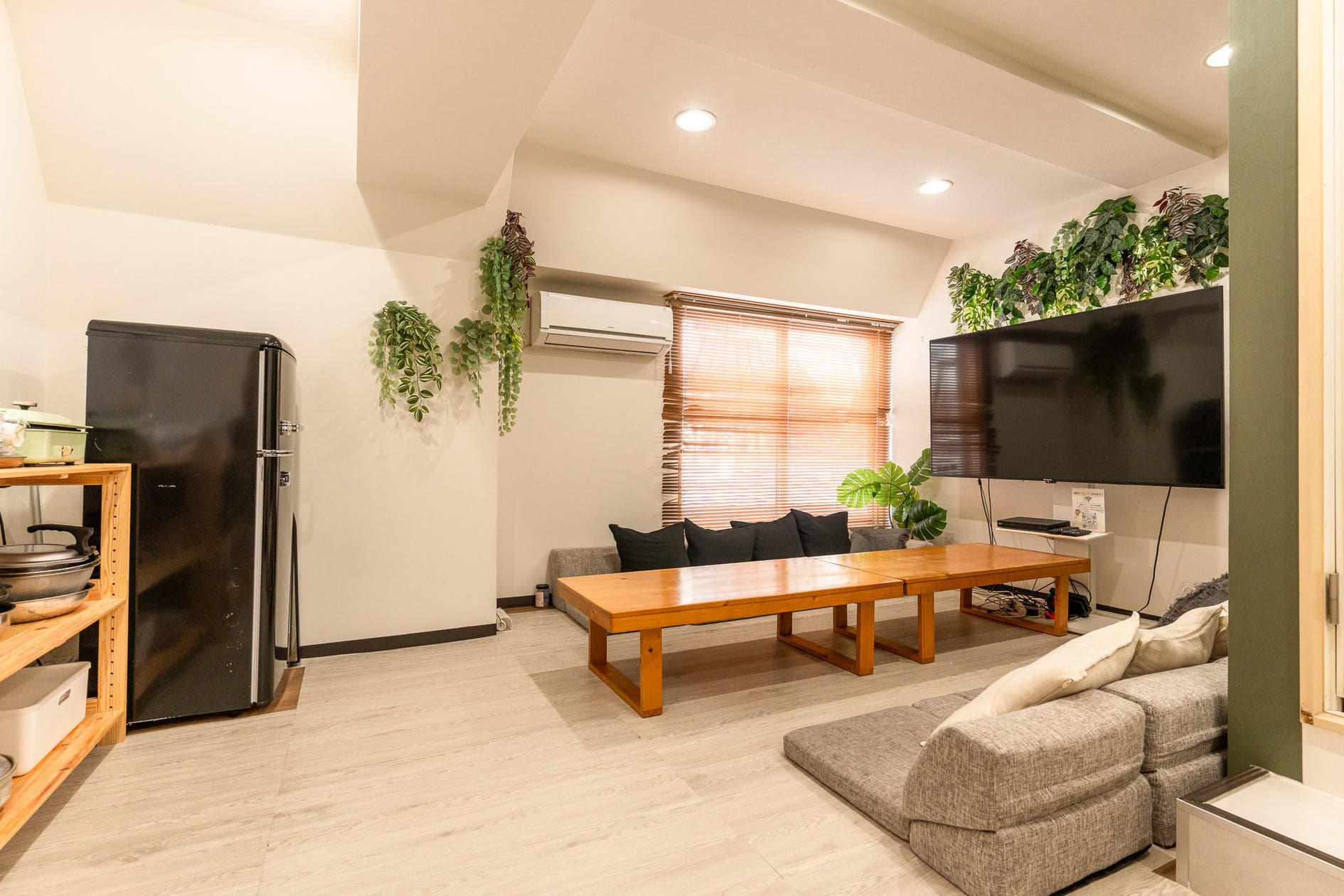 渋谷駅徒歩6分🚶‍♀️白×木目の大人おしゃれスぺース🌿女子会・推し活・誕生日会・映画鑑賞✨65型TV◎忘年会・クリスマス🎄の写真7