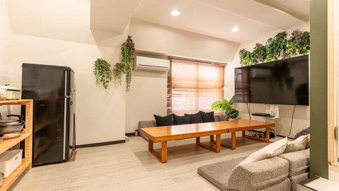 渋谷駅徒歩6分🚶♀️白×木目の大人おしゃれスぺース🌿女子会・推し活・誕生日会・映画鑑賞✨65型TV◎忘年会・クリスマス🎄の写真7