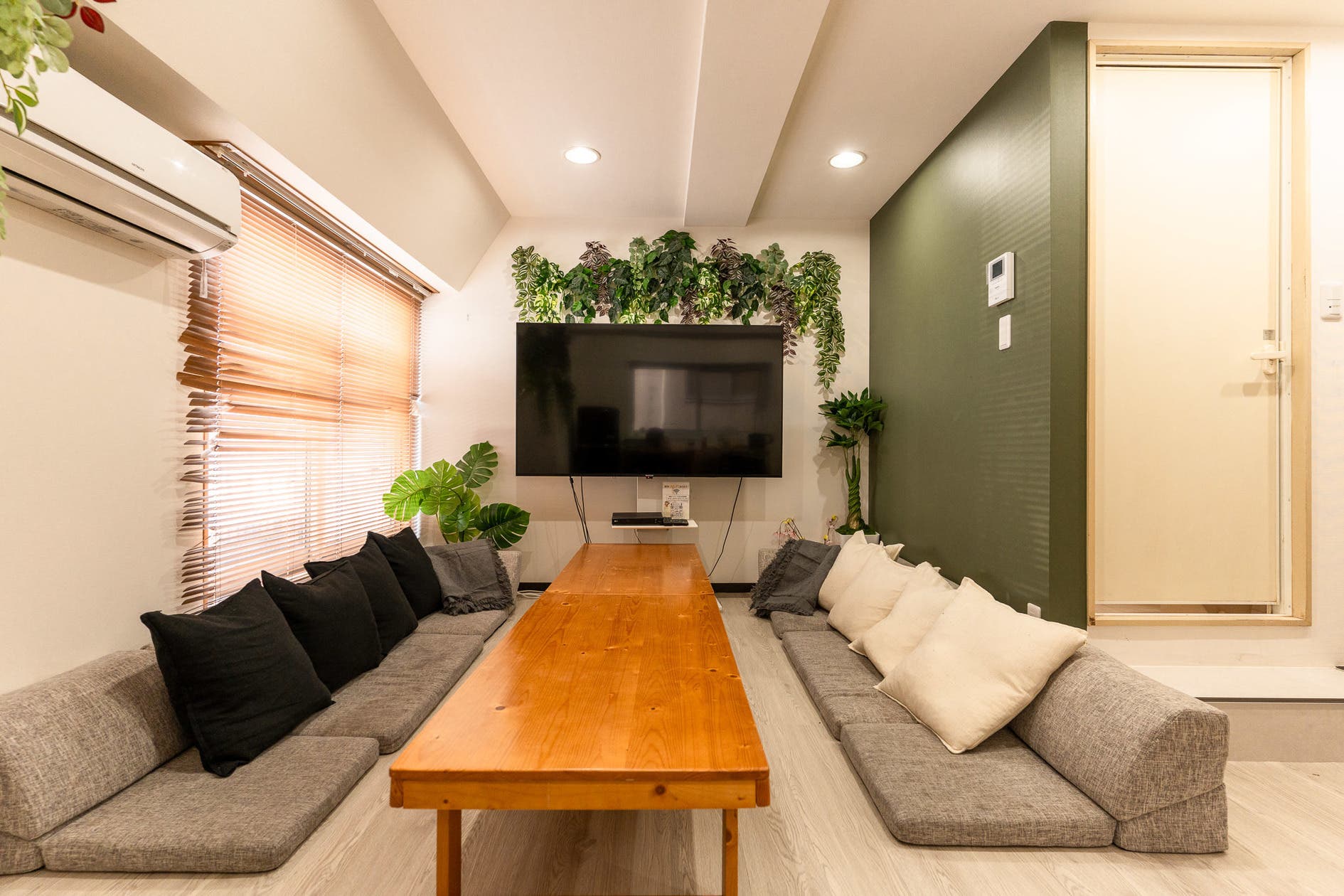 渋谷駅徒歩6分🚶‍♀️白×木目の大人おしゃれスぺース🌿女子会・推し活・誕生日会・映画鑑賞✨65型TV◎忘年会・クリスマス🎄の写真11