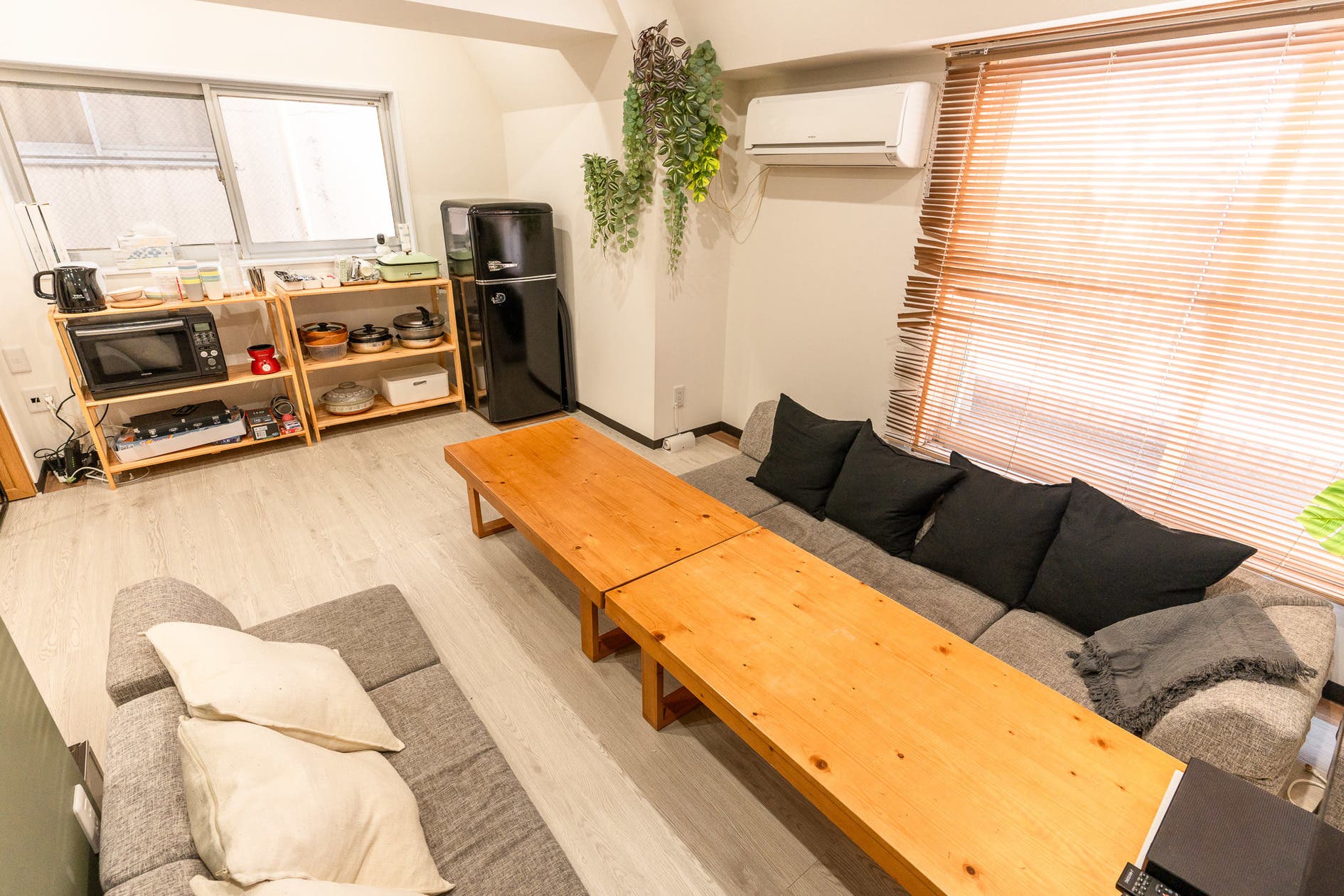 渋谷駅徒歩6分🚶‍♀️白×木目の大人おしゃれスぺース🌿女子会・推し活・誕生日会・映画鑑賞✨65型TV◎忘年会・クリスマス🎄の写真18