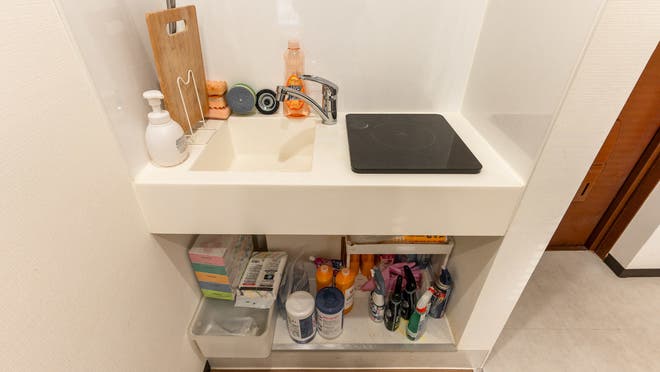 渋谷駅徒歩6分🚶♀️白×木目の大人おしゃれスぺース🌿女子会・推し活・誕生日会・映画鑑賞✨65型TV◎忘年会・クリスマス🎄の写真14