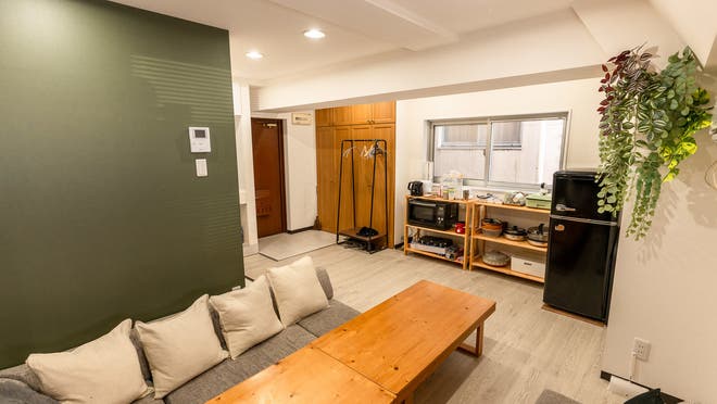 渋谷駅徒歩6分🚶♀️白×木目の大人おしゃれスぺース🌿女子会・推し活・誕生日会・映画鑑賞✨65型TV◎忘年会・クリスマス🎄の写真19