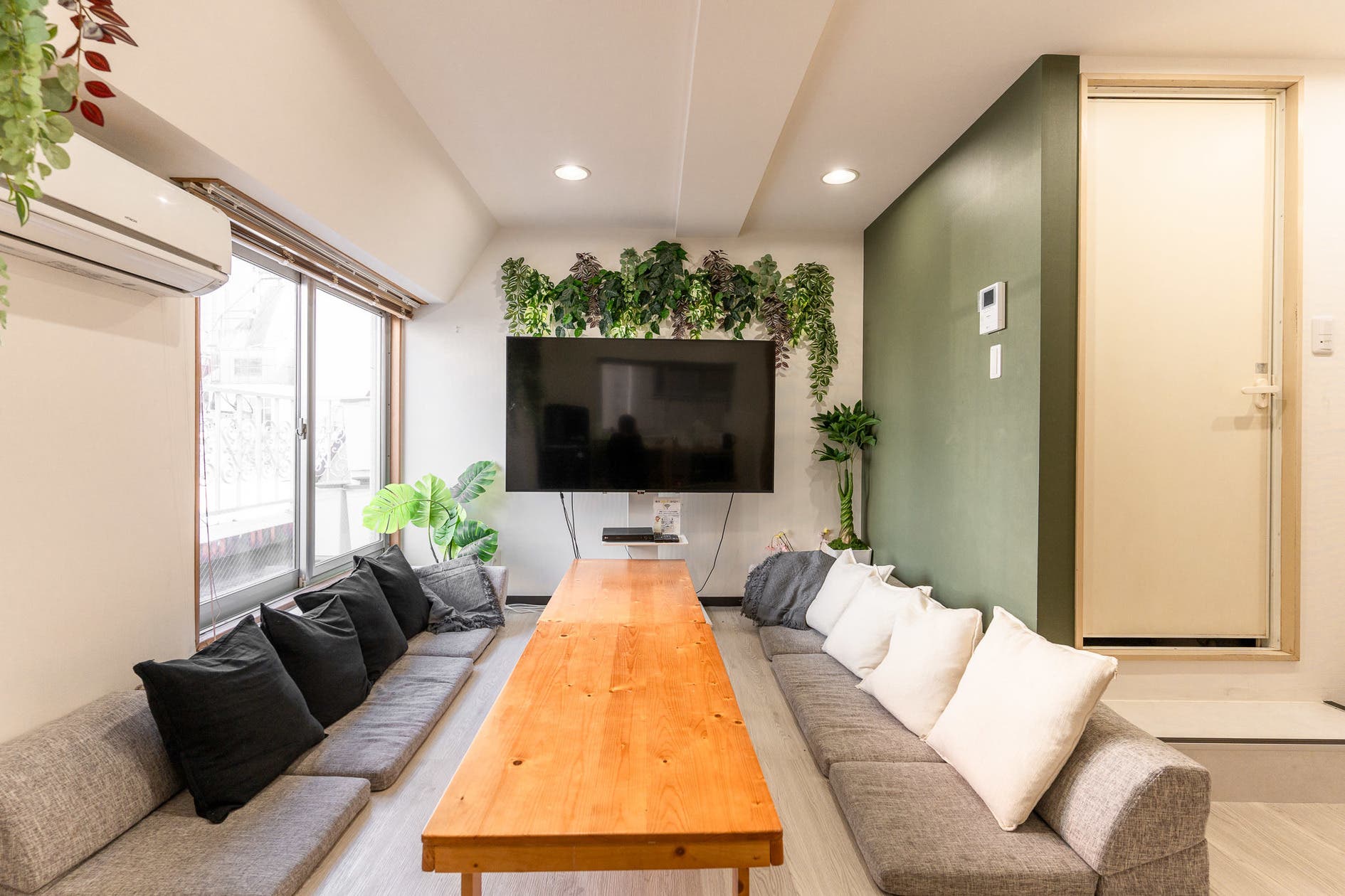 渋谷駅徒歩6分🚶‍♀️白×木目の大人おしゃれスぺース🌿女子会・推し活・誕生日会・映画鑑賞✨65型TV◎忘年会・クリスマス🎄の写真6