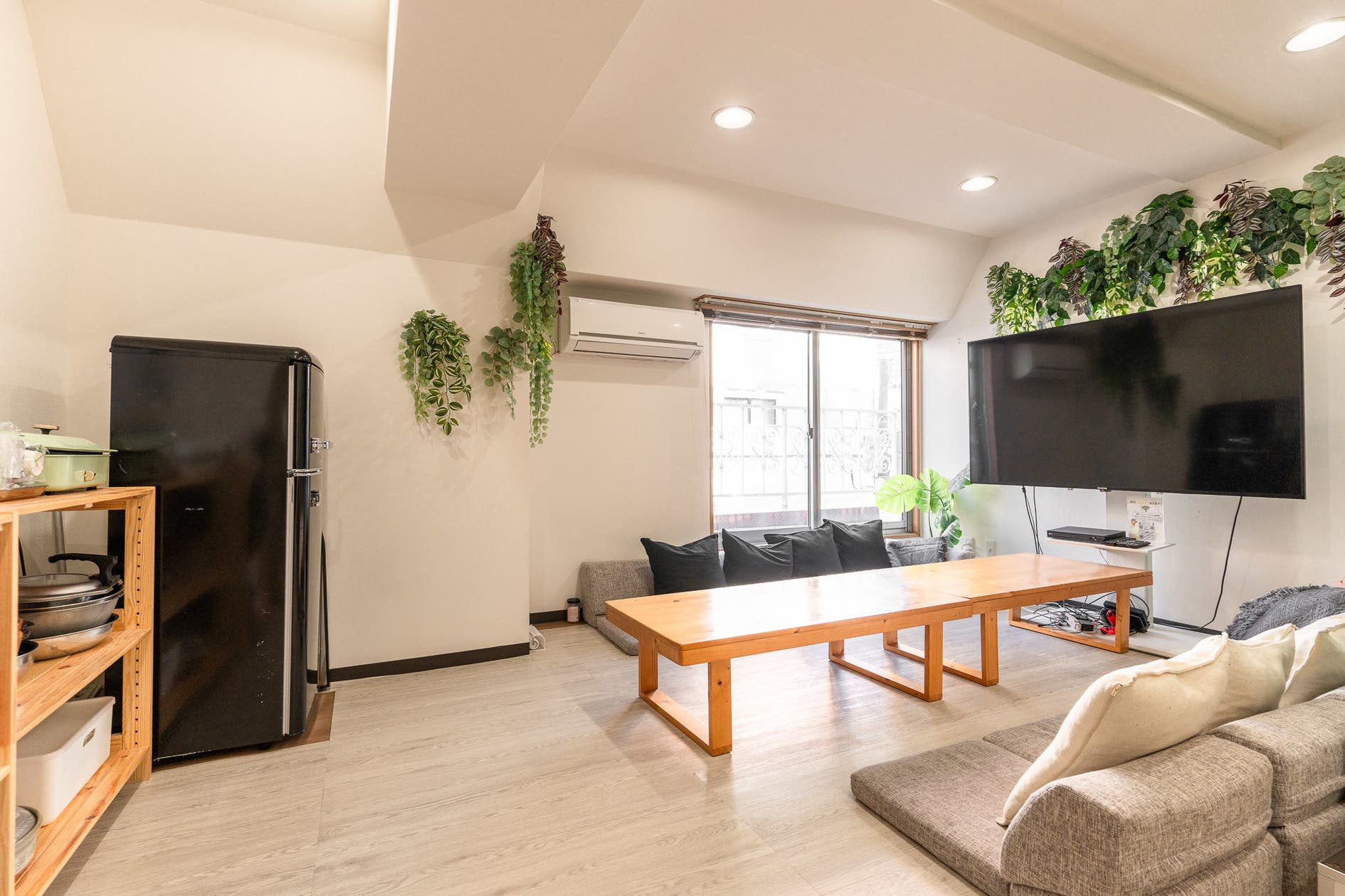 渋谷駅徒歩6分🚶‍♀️白×木目の大人おしゃれスぺース🌿女子会・推し活・誕生日会・映画鑑賞✨65型TV◎忘年会・クリスマス🎄の写真2