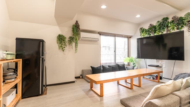 渋谷駅徒歩6分🚶♀️白×木目の大人おしゃれスぺース🌿女子会・推し活・誕生日会・映画鑑賞✨65型TV◎忘年会・クリスマス🎄の写真2