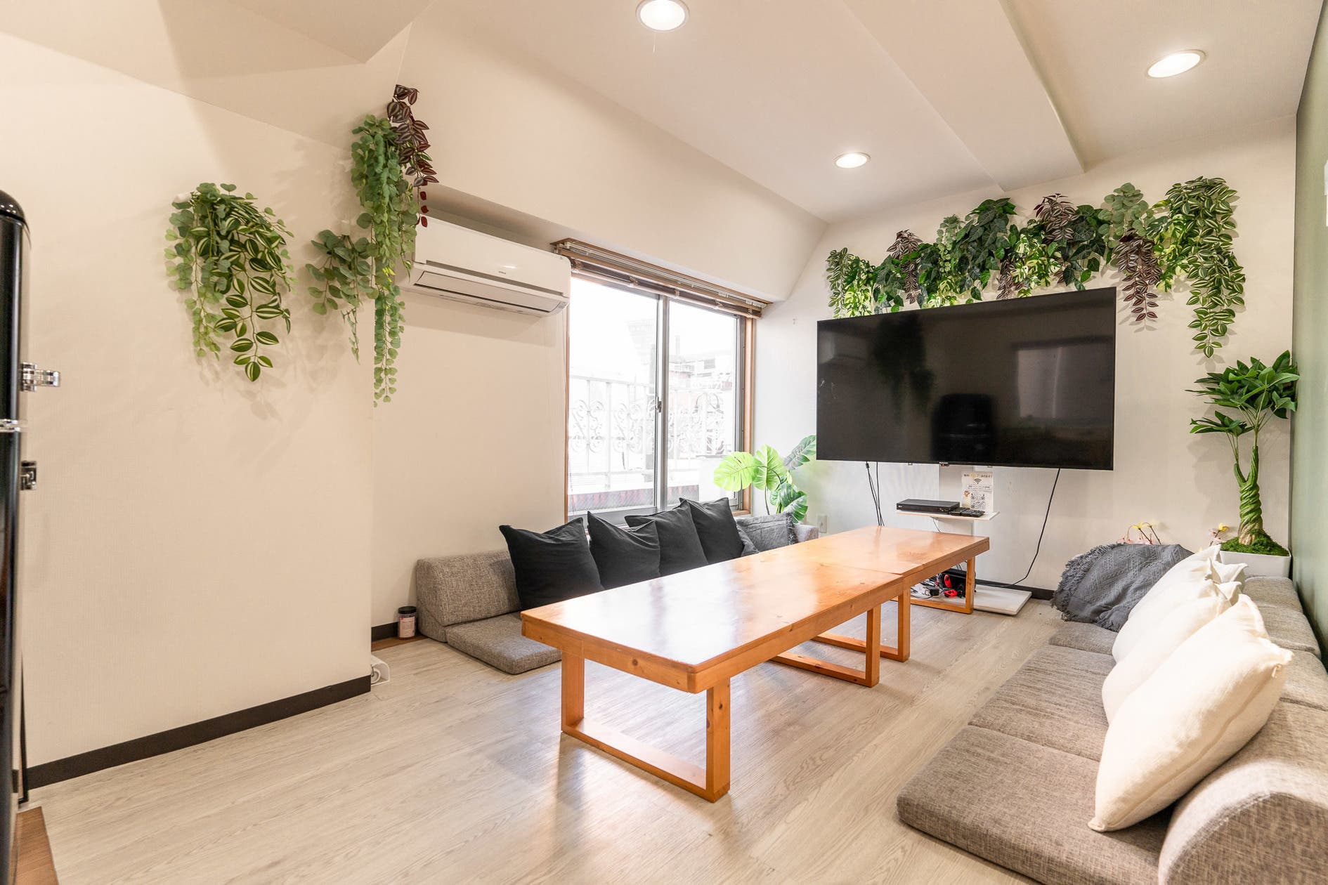 渋谷駅徒歩6分🚶‍♀️白×木目の大人おしゃれスぺース🌿女子会・推し活・誕生日会・映画鑑賞✨65型TV◎忘年会・クリスマス🎄の写真15