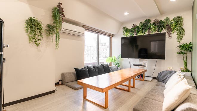 渋谷駅徒歩6分🚶♀️白×木目の大人おしゃれスぺース🌿女子会・推し活・誕生日会・映画鑑賞✨65型TV◎忘年会・クリスマス🎄の写真15