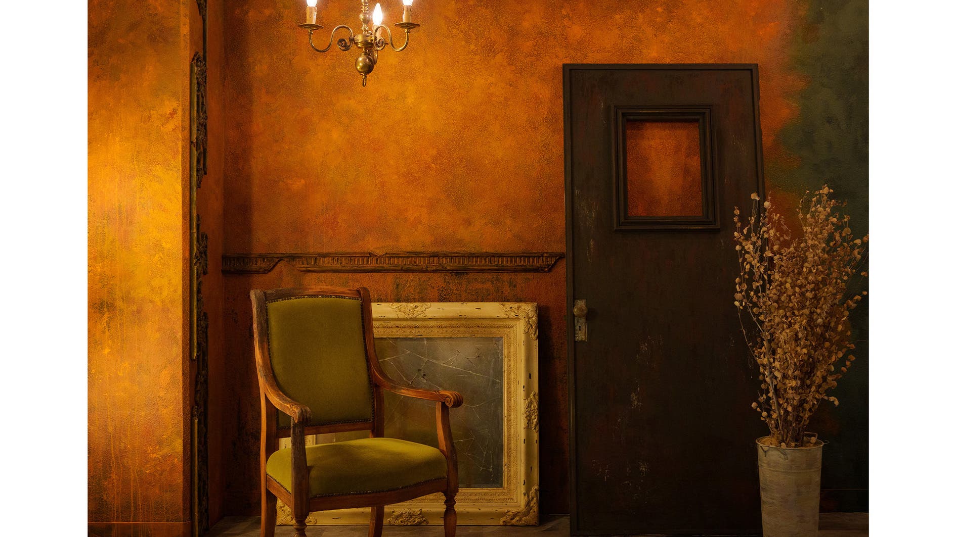 【エリックスタジオ】ダーク&クラシックの異世界空間！大きな窓も備えた廃墟風スタジオの写真3