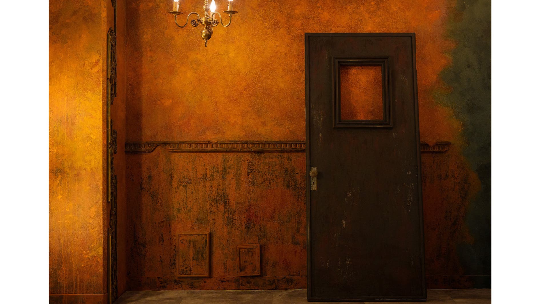 【エリックスタジオ】ダーク&クラシックの異世界空間！大きな窓も備えた廃墟風スタジオの写真14