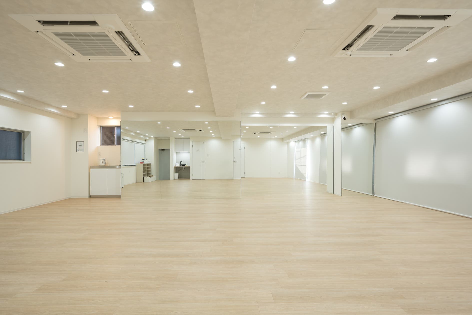 【期間限定価格】NEW OPEN！上野駅から5分♪尾久駅すぐ 一面鏡張り70㎡多目的スペース 会議/ヨガ/ダンススタジオ/撮影の写真1