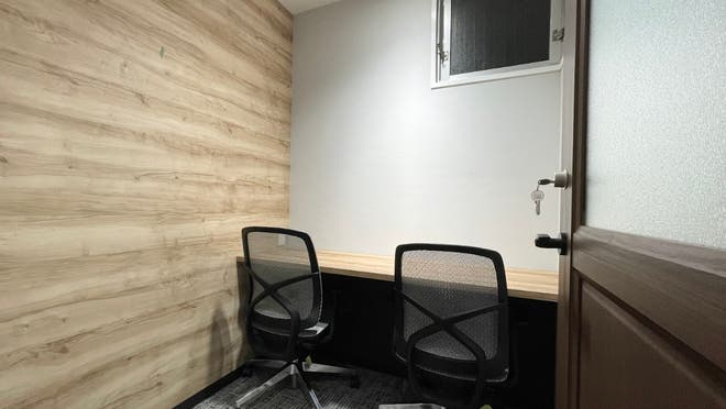 【恵比寿駅徒歩1分】モニター・フリードリンク付き2名個室(ブース4)※狭め【5階】の写真1