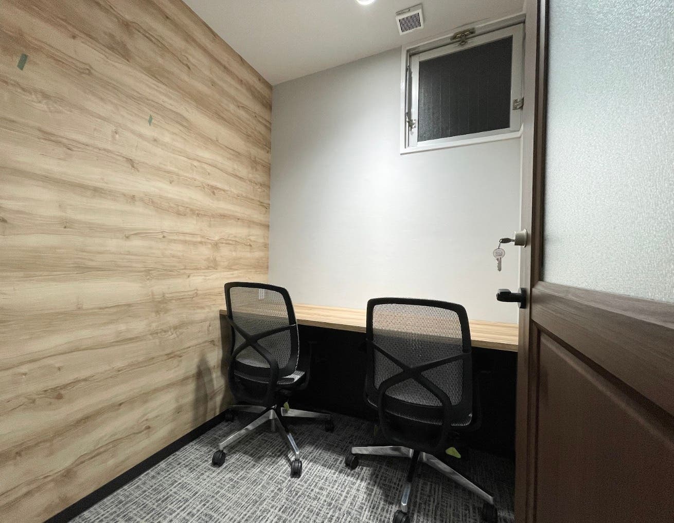 【恵比寿駅徒歩1分】モニター・フリードリンク付き2名個室（ブース5）※狭め【5階】の写真1