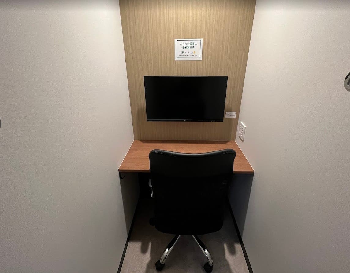 【恵比寿駅徒歩1分】モニター・フリードリンク付き1名個室（ブース8）【5階】の写真1