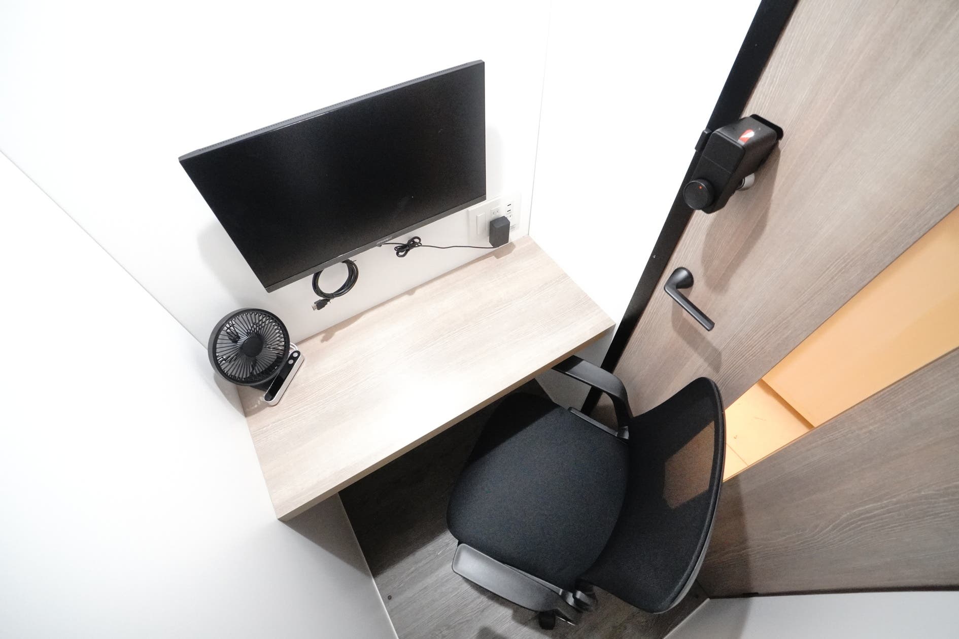 ＜ワークブース海老名マルイNo.1＞完全個室💼Wi-Fi📶モニター🖥テレワーク/Web会議/面接/自習/作業の写真2