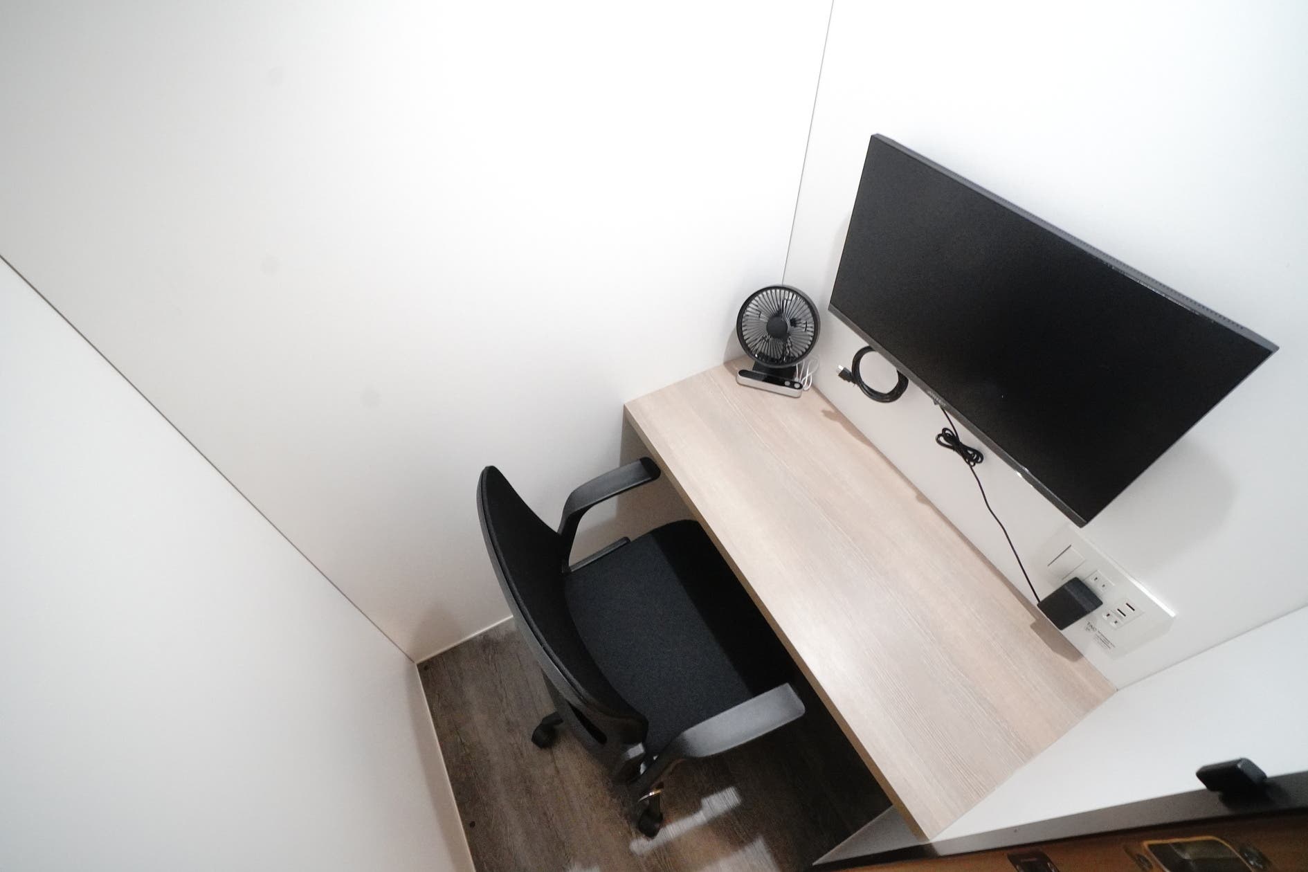 ＜ワークブース海老名マルイNo.1＞完全個室💼Wi-Fi📶モニター🖥テレワーク/Web会議/面接/自習/作業の写真4