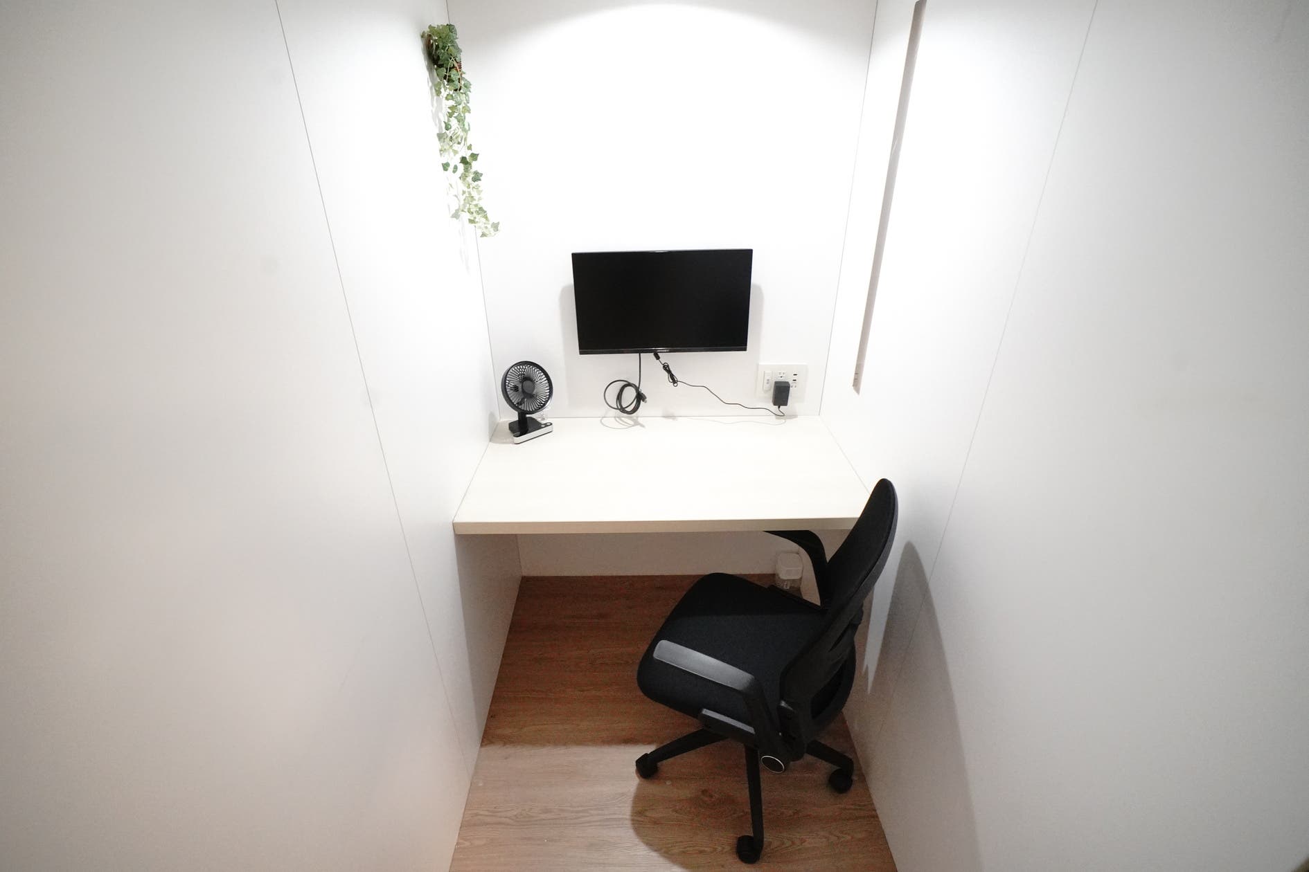 ＜ワークブース海老名マルイNo.2＞完全個室💼Wi-Fi📶モニター🖥テレワーク/Web会議/面接/自習/作業の写真4