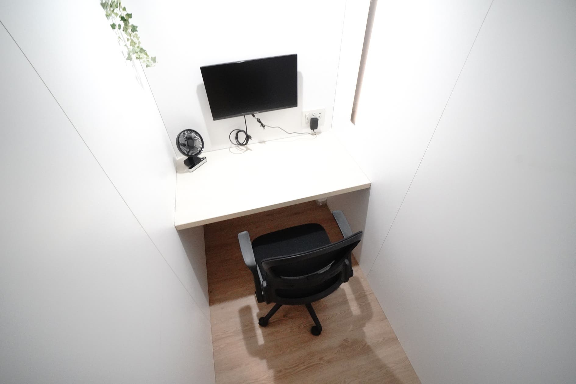 ＜ワークブース海老名マルイNo.4＞完全個室💼Wi-Fi📶モニター🖥テレワーク/Web会議/面接/自習/作業の写真2