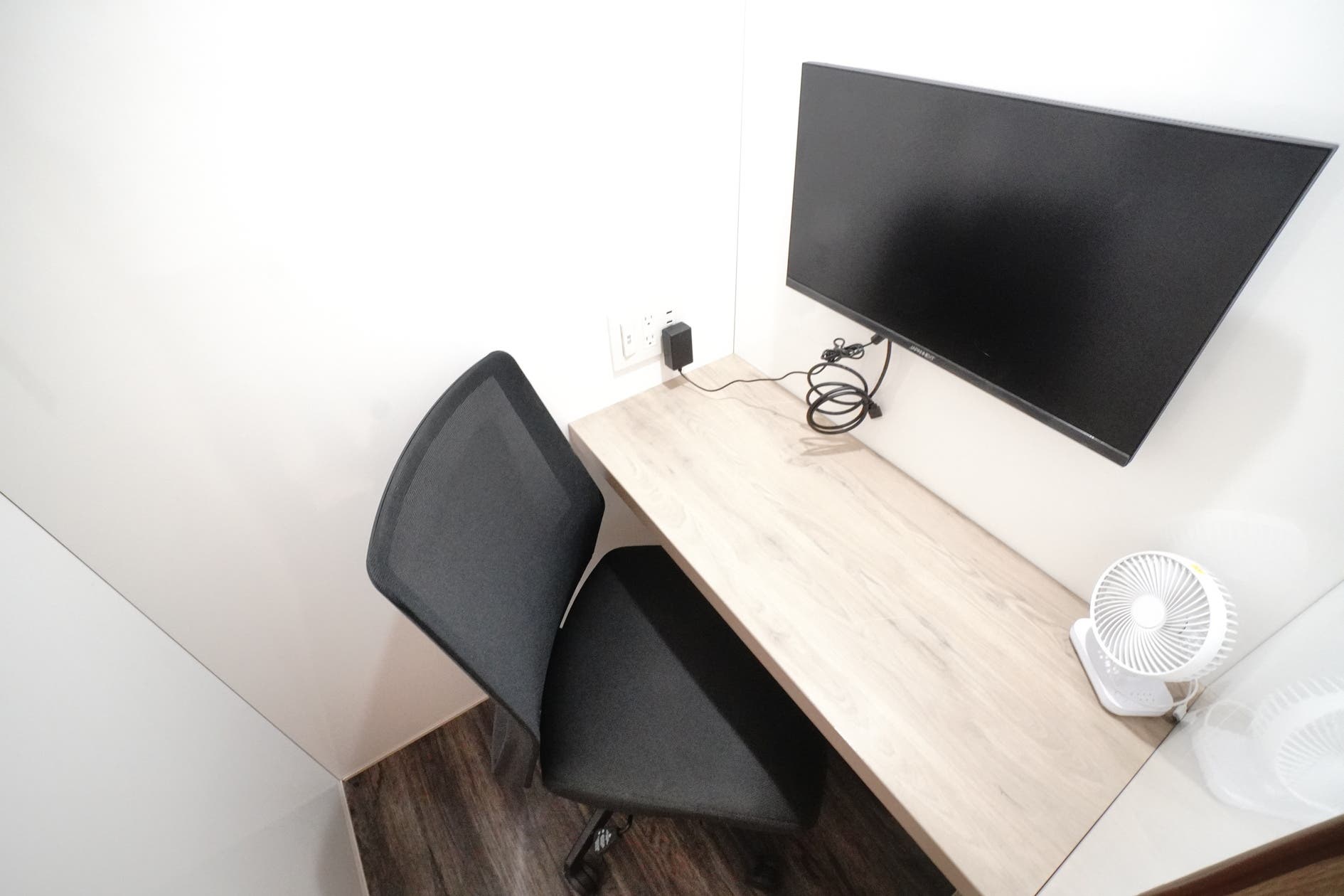 ＜ワークブース海老名マルイNo.5＞完全個室💼Wi-Fi📶モニター🖥テレワーク/Web会議/面接/自習/作業の写真3