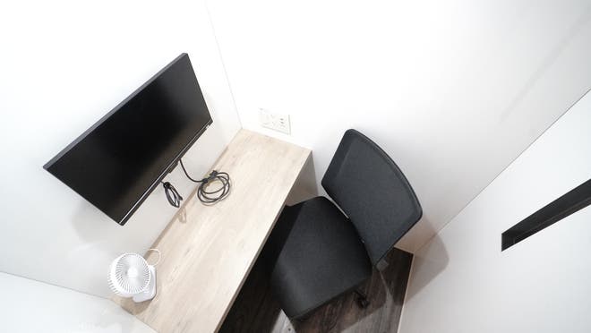 <ワークブース海老名マルイNo.6>完全個室💼Wi-Fi📶モニター🖥テレワーク/Web会議/面接/自習/作業の写真1