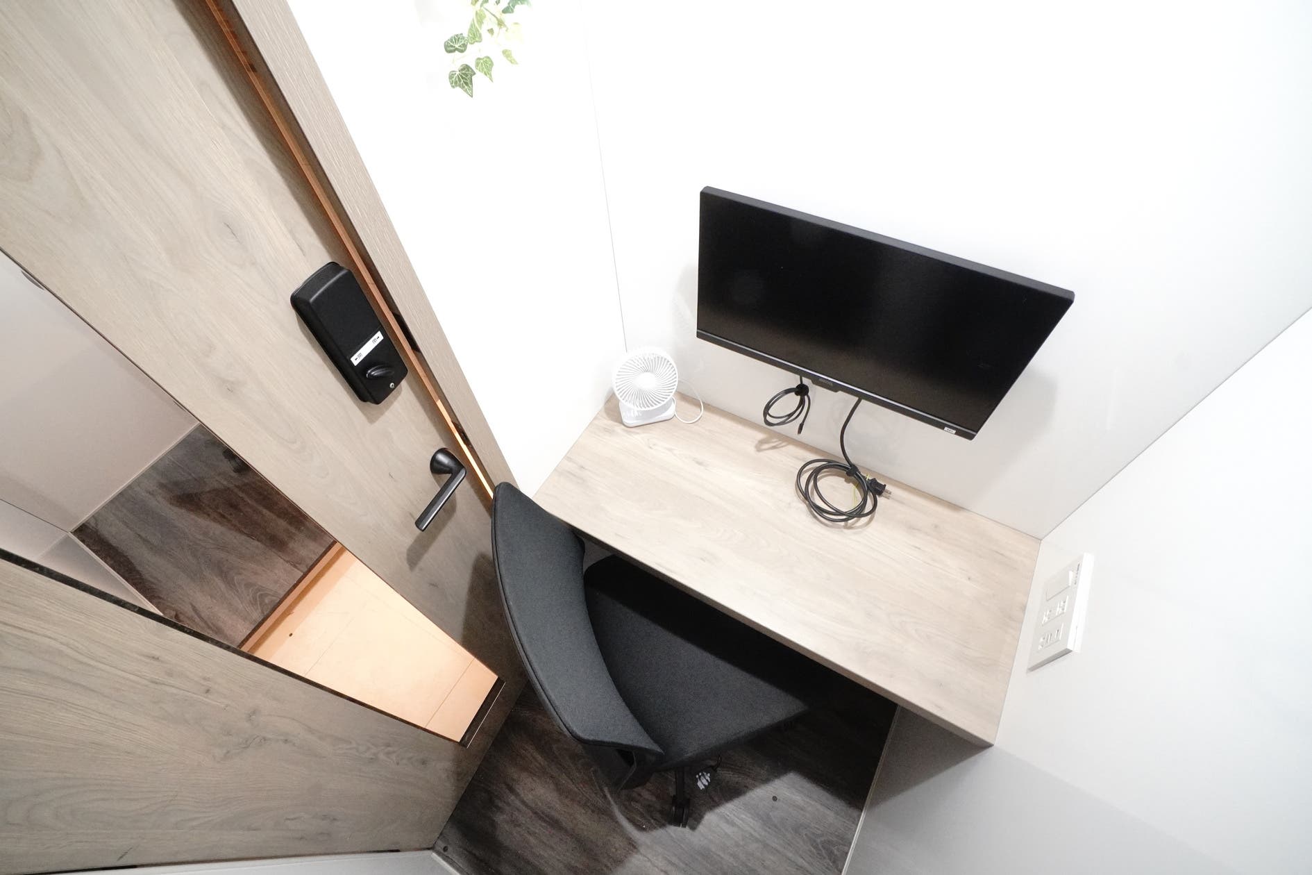 ＜ワークブース海老名マルイNo.6＞完全個室💼Wi-Fi📶モニター🖥テレワーク/Web会議/面接/自習/作業の写真2