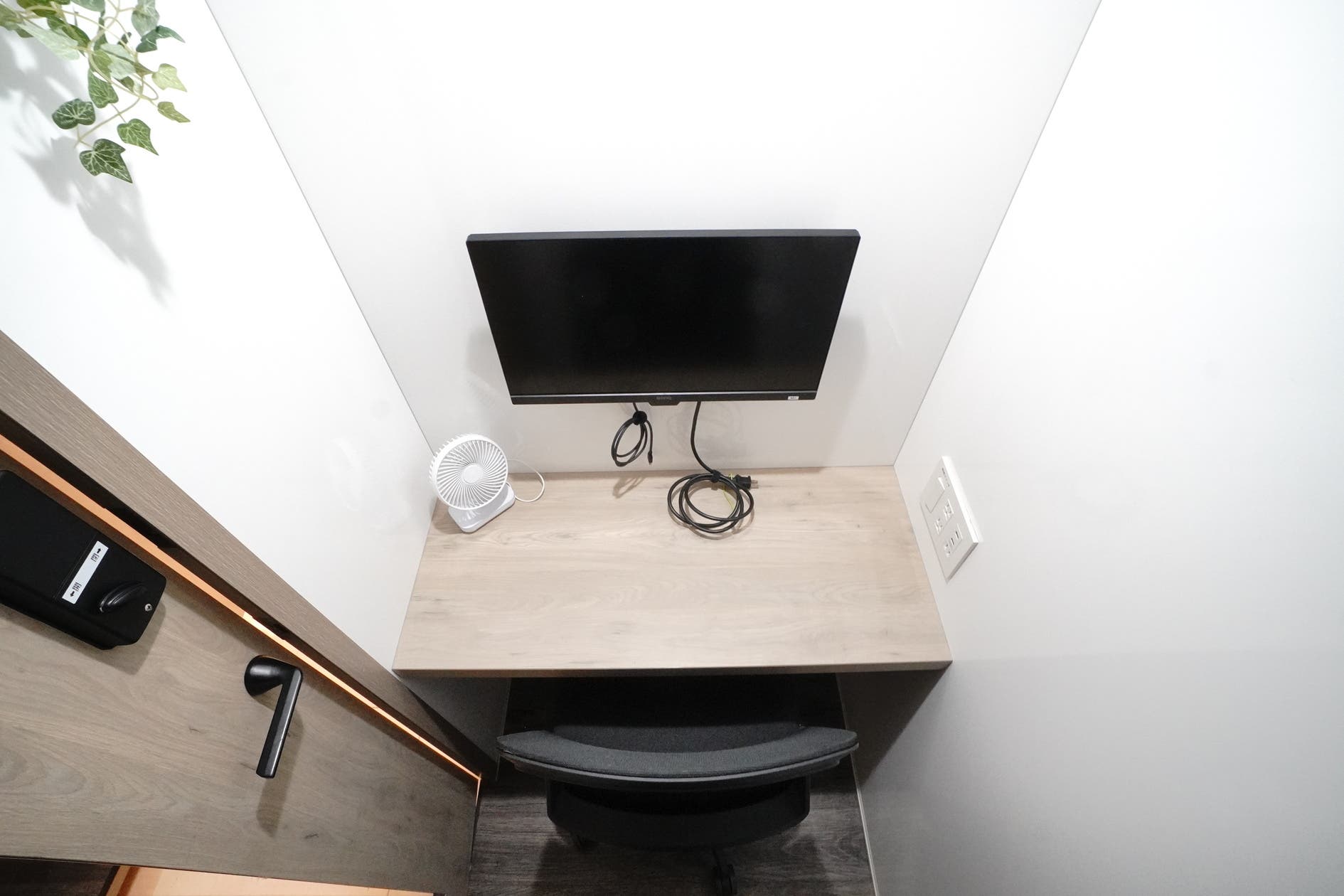 ＜ワークブース海老名マルイNo.6＞完全個室💼Wi-Fi📶モニター🖥テレワーク/Web会議/面接/自習/作業の写真4