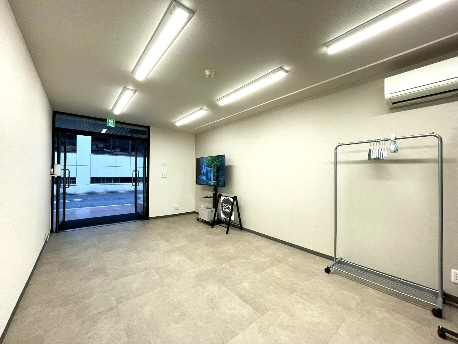 ◇◆改装済でキレイ・広い◆◇１階・店舗で視認性抜群★岡山駅徒歩3分★24時間営業★ゆったり12名★wi-fi完備★55型モニターの写真17