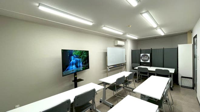 ◇◆改装済でキレイ・広い◆◇1階・店舗で視認性抜群★岡山駅徒歩3分★24時間営業★ゆったり12名★wi-fi完備★55型モニターの写真10