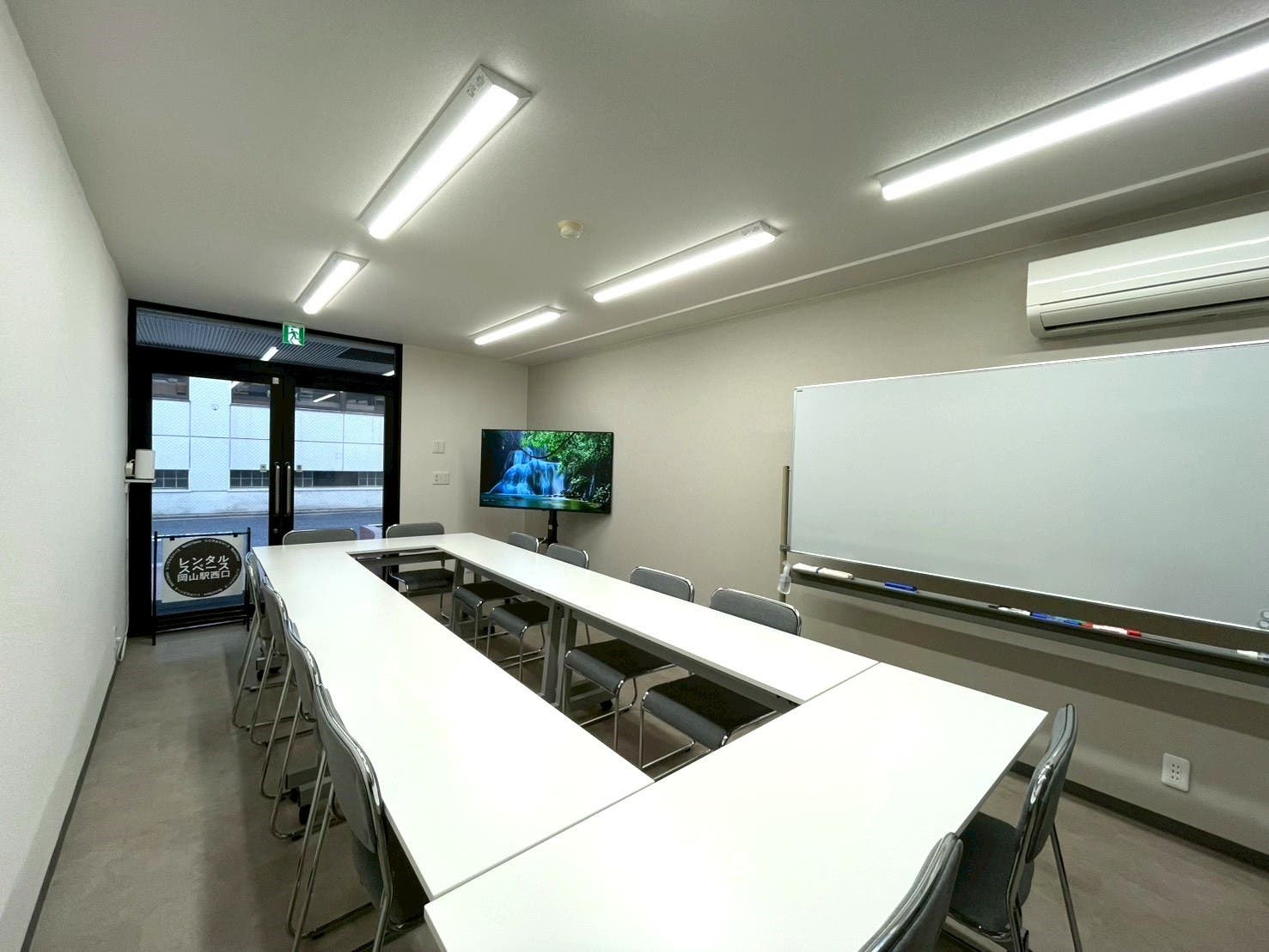 ◇◆改装済でキレイ・広い◆◇１階・店舗で視認性抜群★岡山駅徒歩3分★24時間営業★ゆったり12名★wi-fi完備★55型モニターの写真8