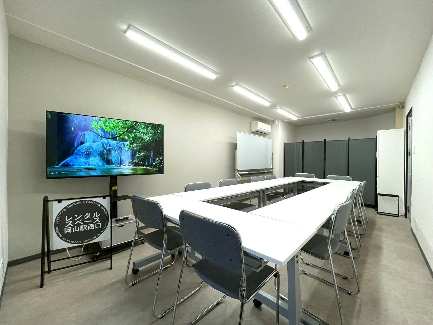 ◇◆改装済でキレイ・広い◆◇１階・店舗で視認性抜群★岡山駅徒歩3分★24時間営業★ゆったり12名★wi-fi完備★55型モニターの写真1
