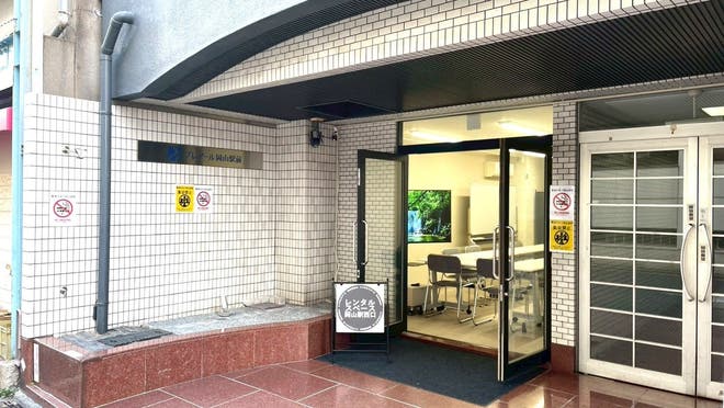 ◇◆改装済でキレイ・広い◆◇1階・店舗で視認性抜群★岡山駅徒歩3分★24時間営業★ゆったり12名★wi-fi完備★55型モニターの写真2