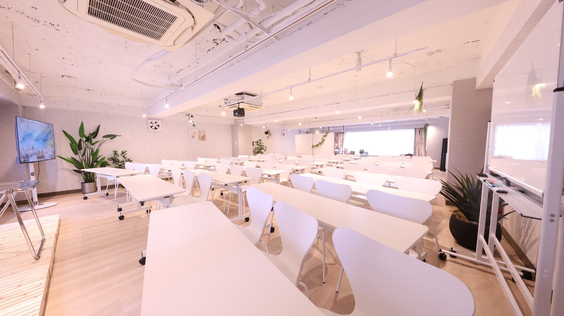 #イーストGoburin2nd【東新宿】クリスマス🎄忘年会🤶駅1分/席数84立食100名飲食/120㌅画面/会議/セミナーの写真1