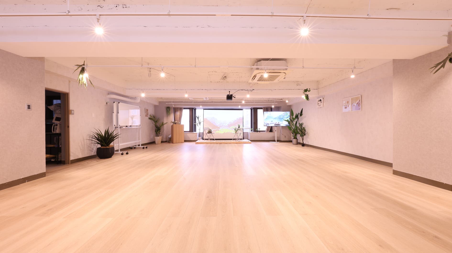 #イーストGoburin2nd【東新宿】クリスマス🎄忘年会🤶駅1分/席数84立食100名飲食/120㌅画面/会議/セミナーの写真11