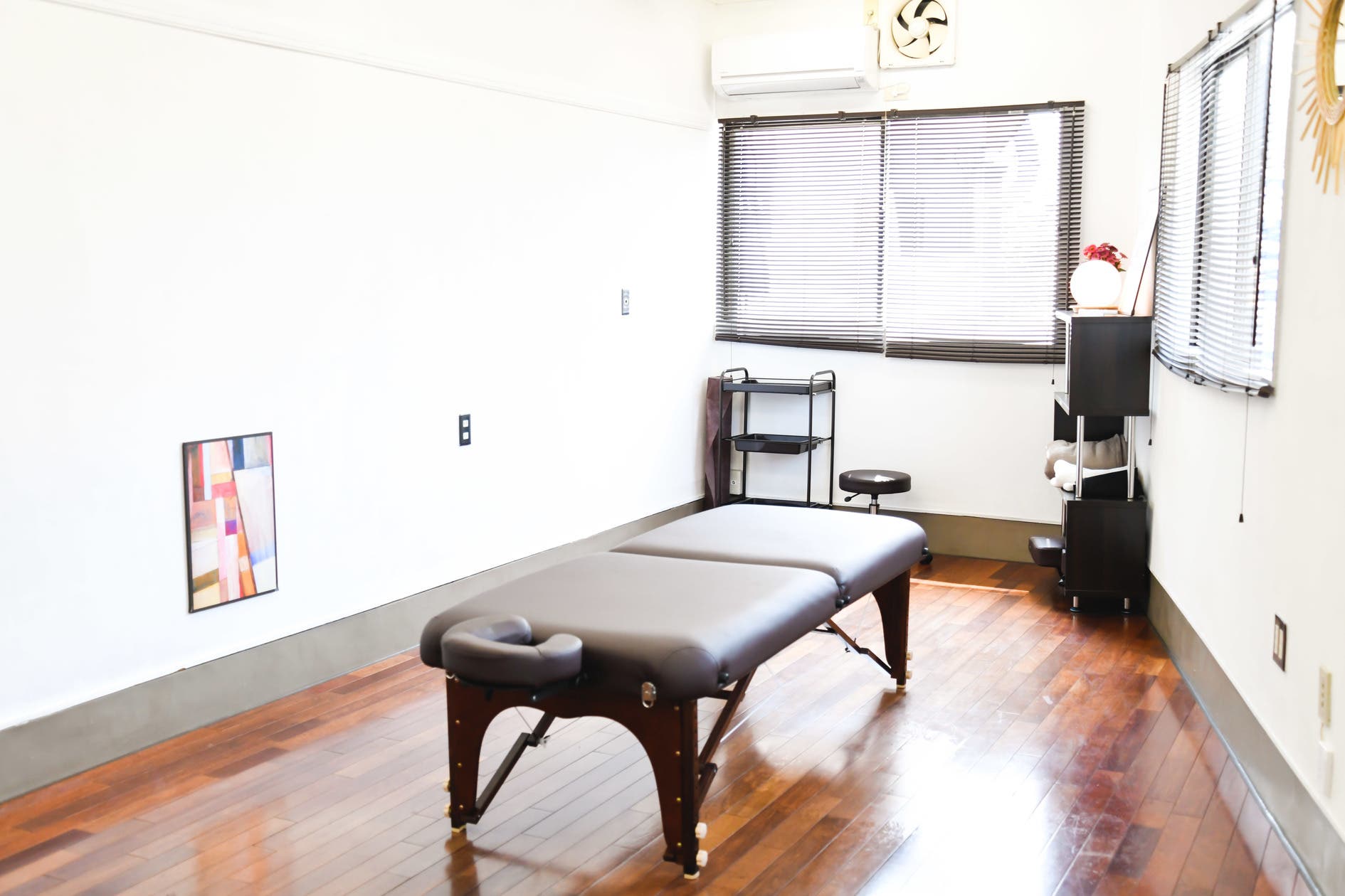 大和駅北口3分 複合スペース　24時間いつでも利用できるサロン/会議室（5名まで利用可）整体/マッサージ/打ち合わせ/商談/会議の写真1